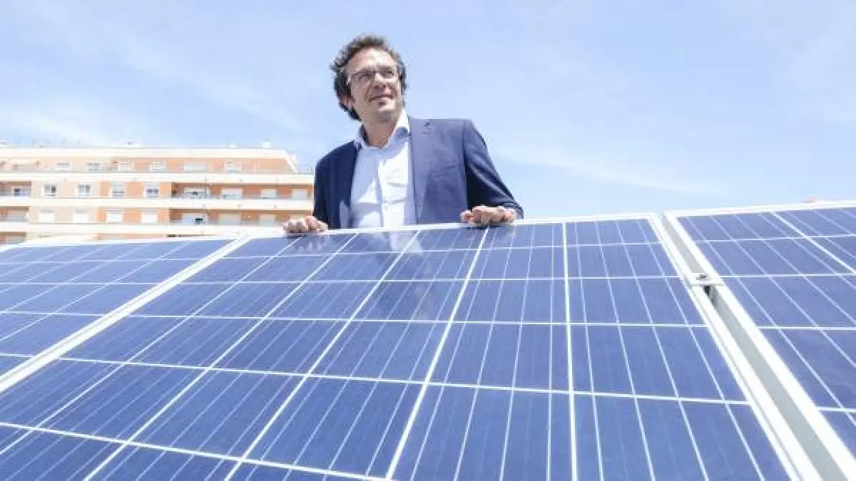 El alcalde inaugura la primera instalación fotovoltaica de energía ...