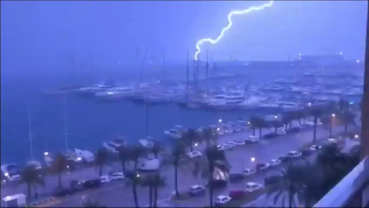 Imágenes de ciencia ficción en los cielos de Mallorca por una tormenta ...