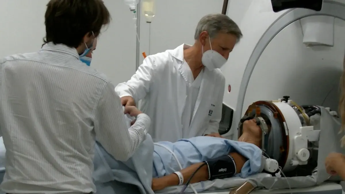 Vídeo: HM CINAC pionero en el tratamiento de la enfermedad de Parkinson ...