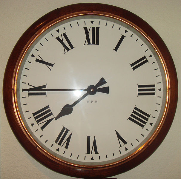 ¿Por qué en algunos relojes el 4 aparece escrito IIII y no IV?