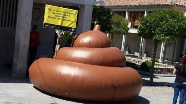 Una caca gigante concienciará en Torrelodones a los dueños de perros ...