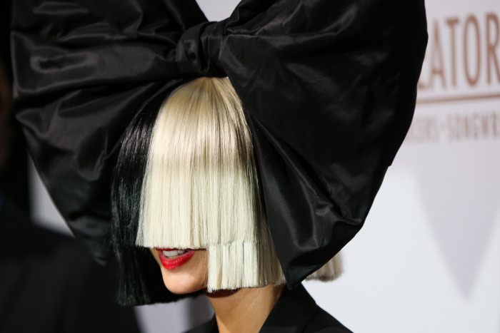 Sia cumple 45 años: su rostro oculto, su mayor trauma, sus citas Tinder...