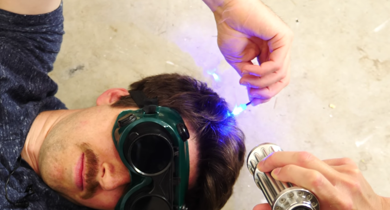 Un 'youtuber' intenta cortarse el pelo con láser al no poder ir a la ...