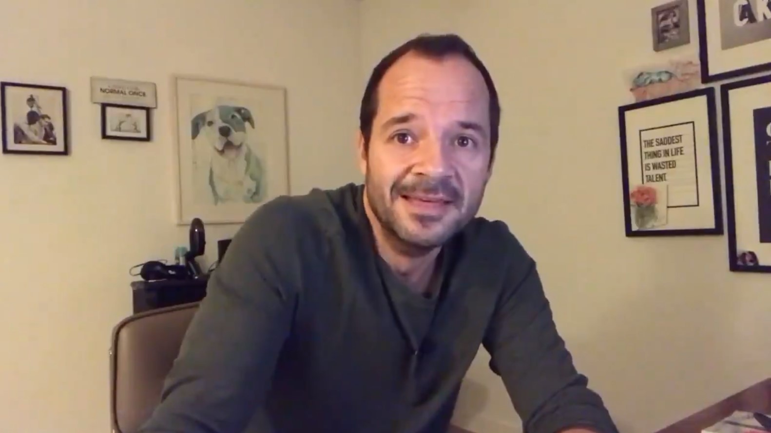 Ángel Martín se mete a presentador de informativos dando las noticias ...