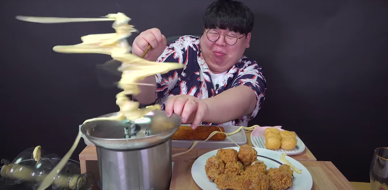 El hilarante vídeo de un 'youtuber' enfrentándose, entre risas y ...