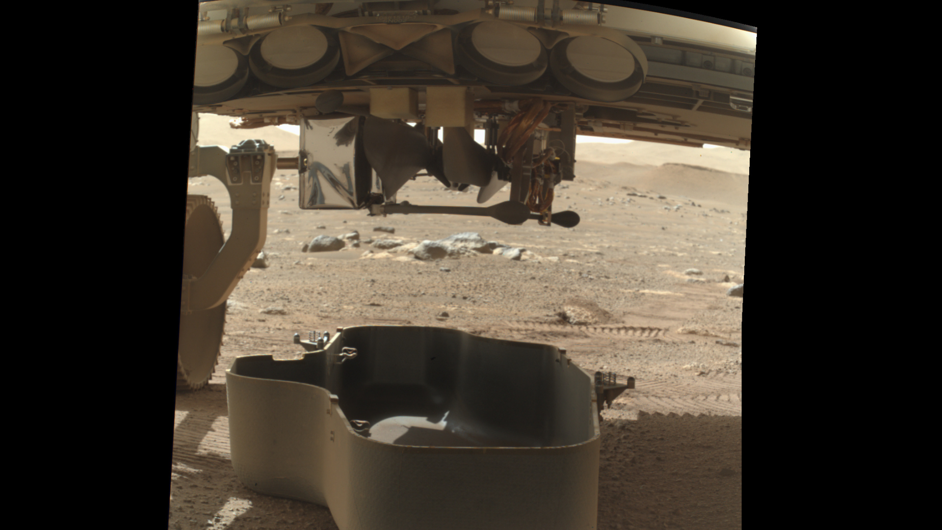 La NASA muestra Ingenuity en Marte, el primer helicóptero humano que ...