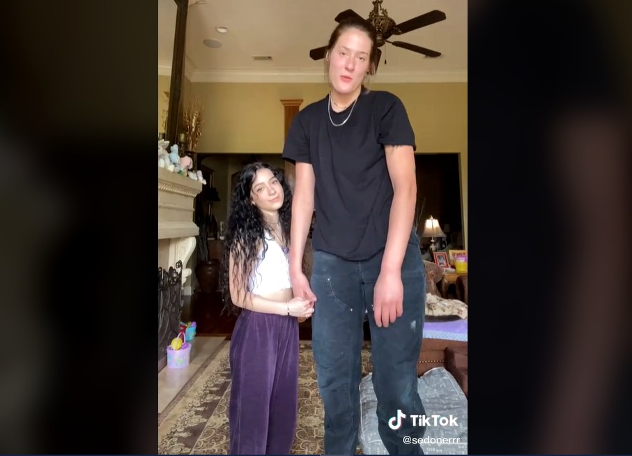 La diferencia de estatura entre una jugadora de baloncesto y su novia ...