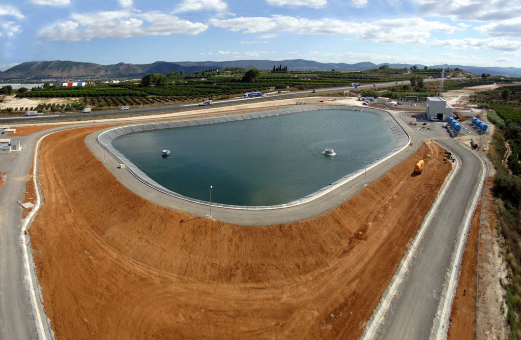 Acciona, Iberdrola y Naturgy pujan por el suministro eléctrico de Acuamed