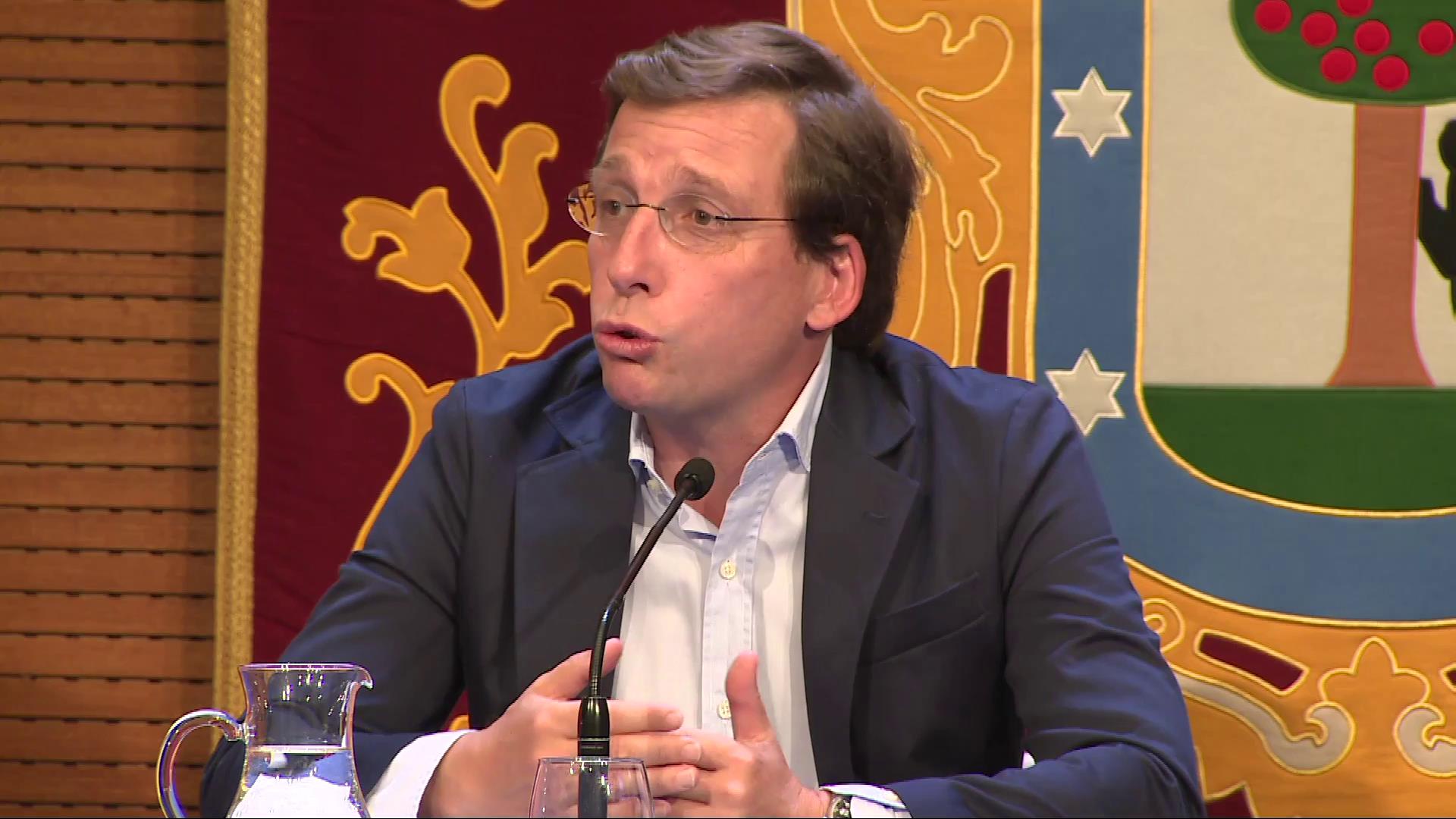 Lluvia de memes con la foto que Almeida ha colgado en Instagram