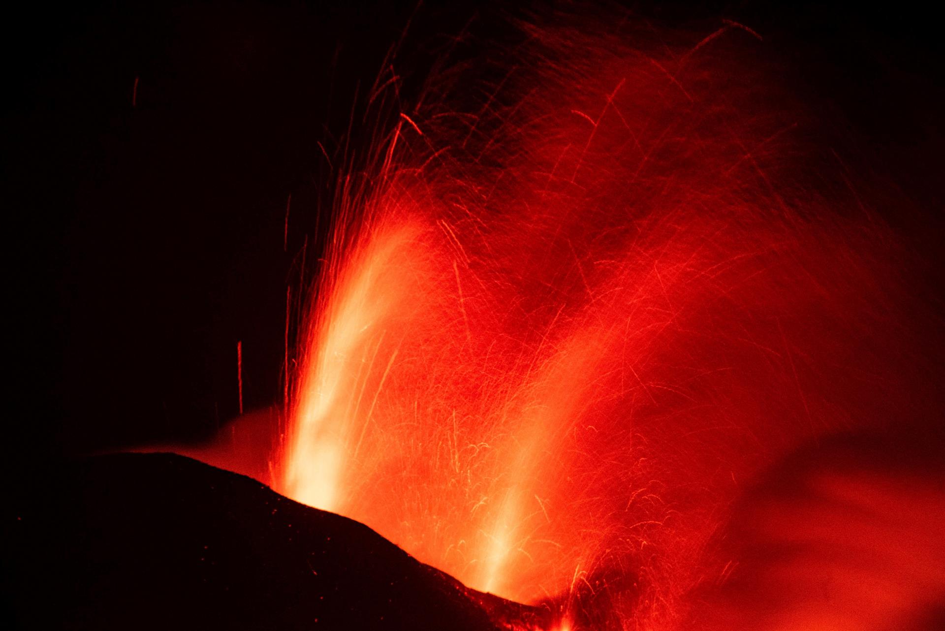 Científicos alertan de una gigantesca cámara de magma bajo el volcán ...
