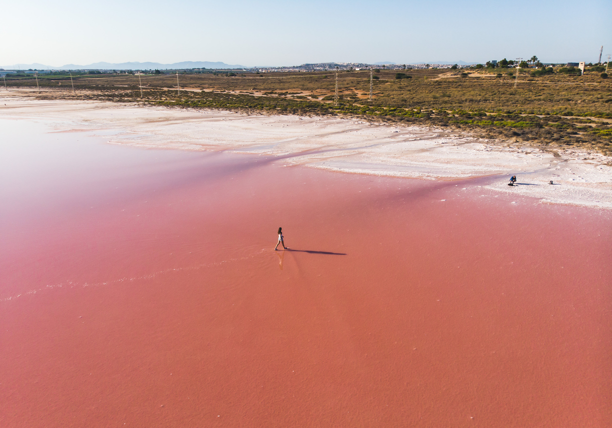 El sorprendente fenómeno natural por el que hay una laguna de color ...
