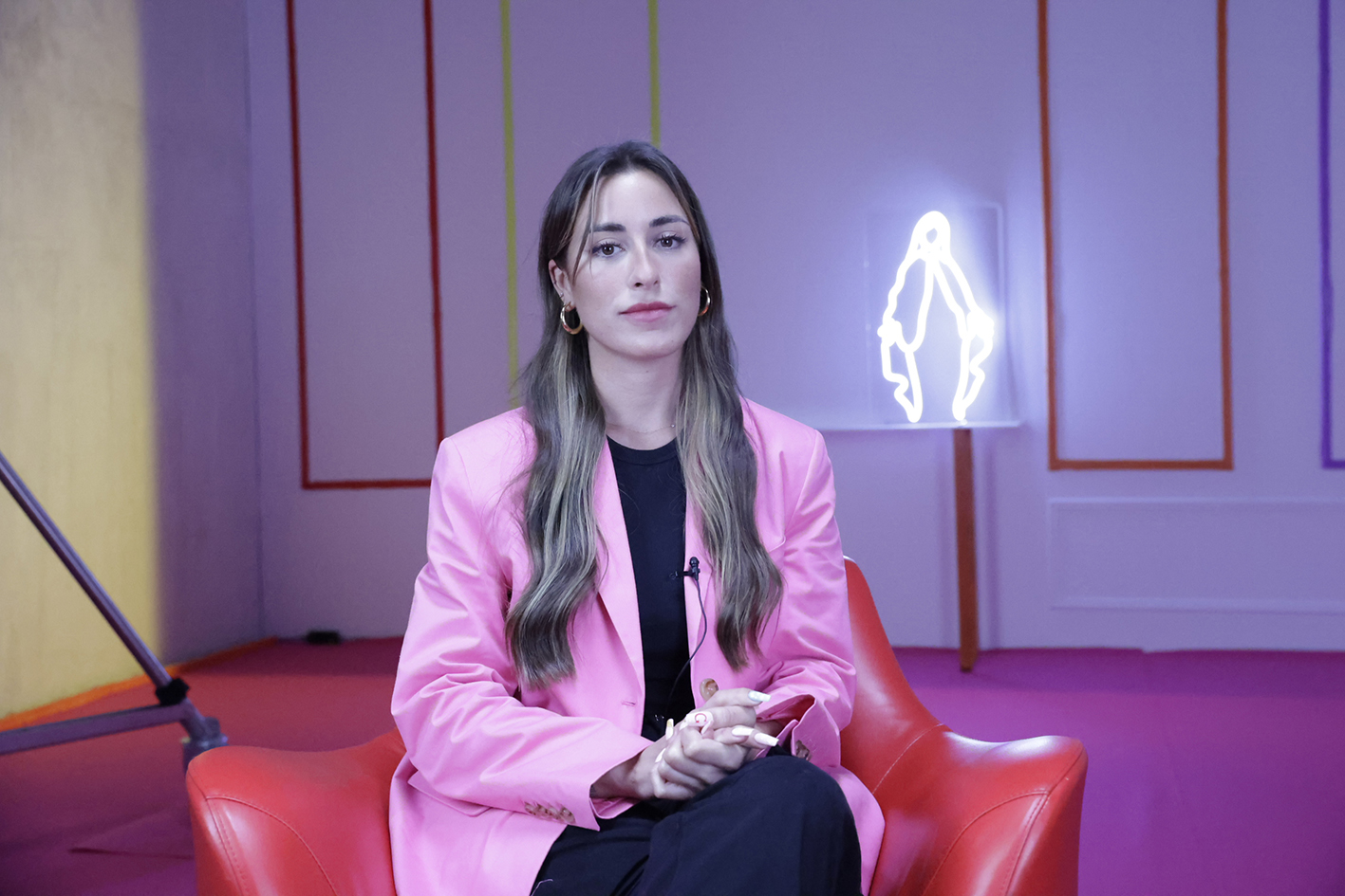 Salón con proyector de cine y un vestidor dentro del cuarto de baño ...