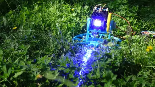Un 'youtuber' inventa un robot cortacésped que funciona con un pontente ...