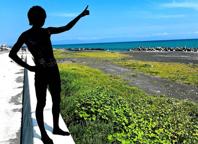 Se convierte en el 'hombre más negro del mundo' al pintarse todo el ...