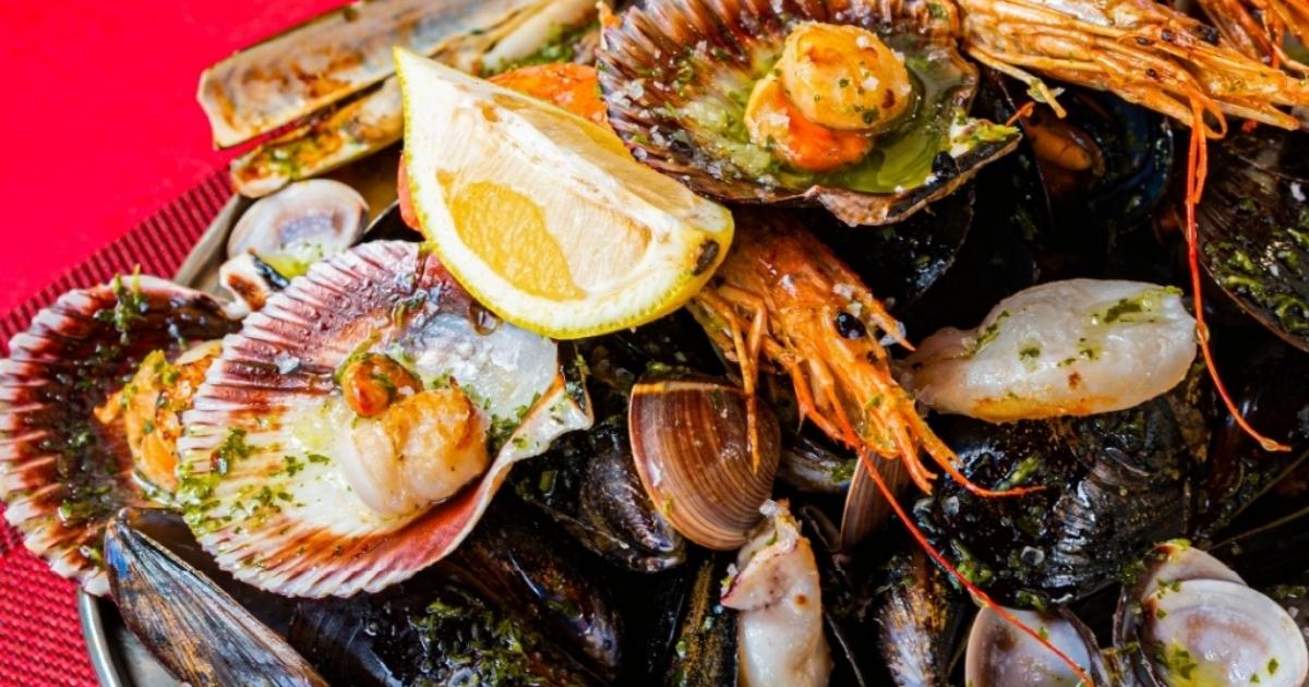 El restaurante de Barcelona donde comer la mariscada más barata: 14 ...