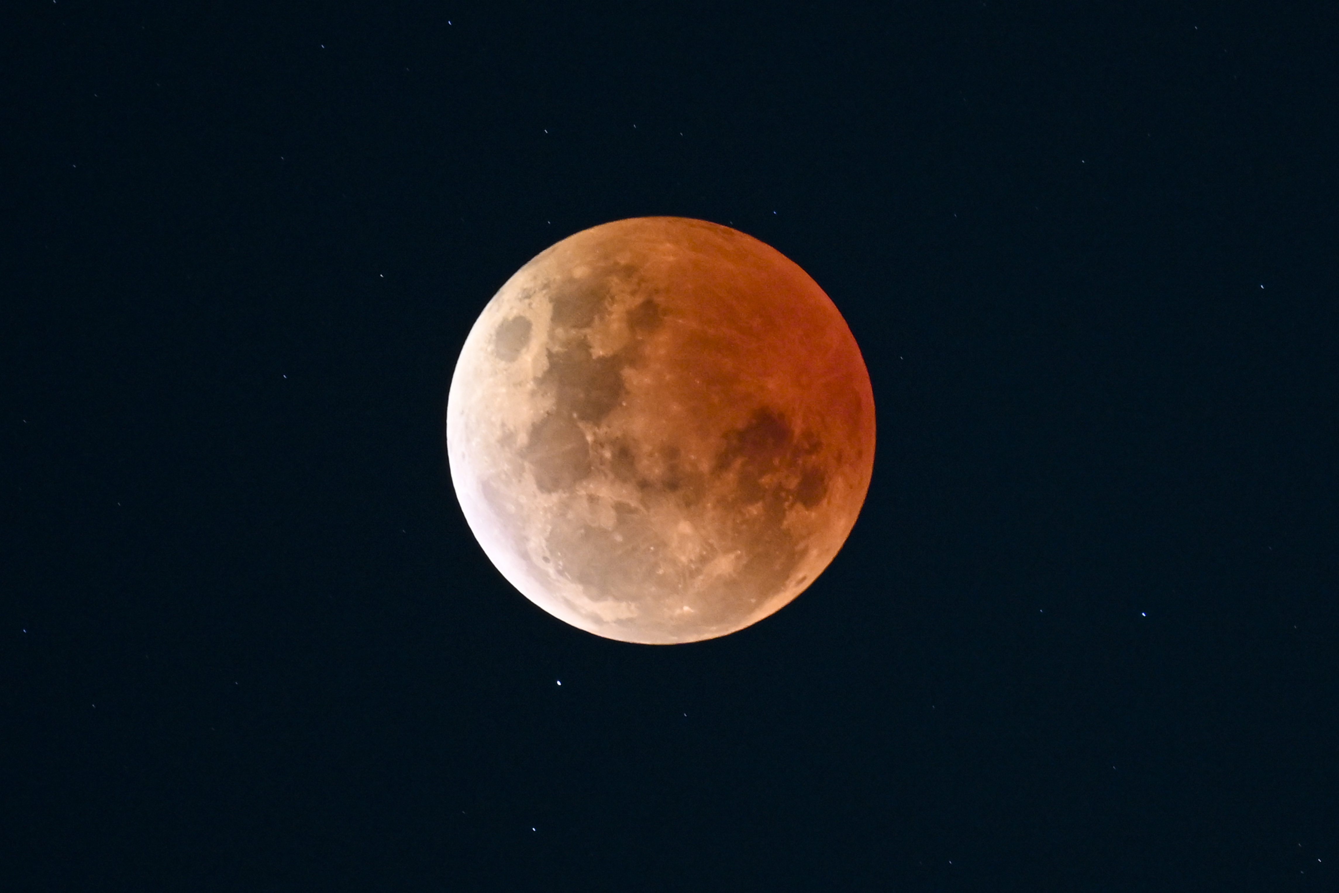 Llega el gran eclipse del año: ¿a qué hora y cómo ver la 'Luna de Sangre' de este viernes 14 de ...