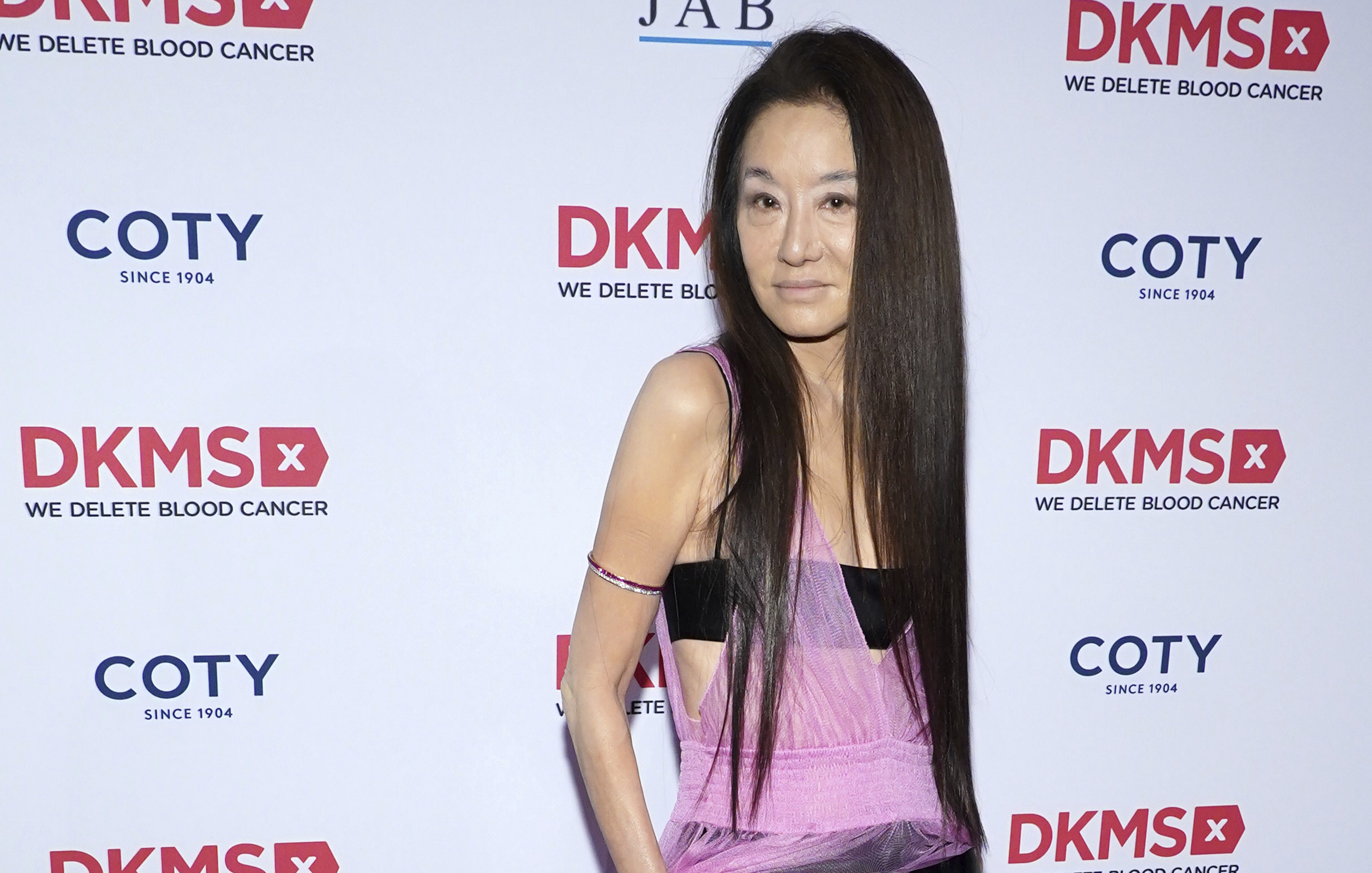 Quién es Vera Wang, la diseñadora de moda de 73 años que sorprende con sus trenzas