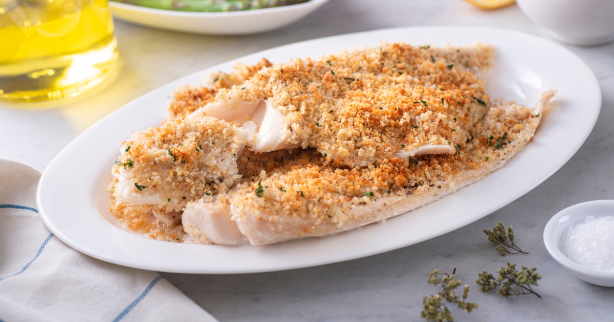 Merluza rebozada en frutos secos y hierbas provenzales en freidora de ...