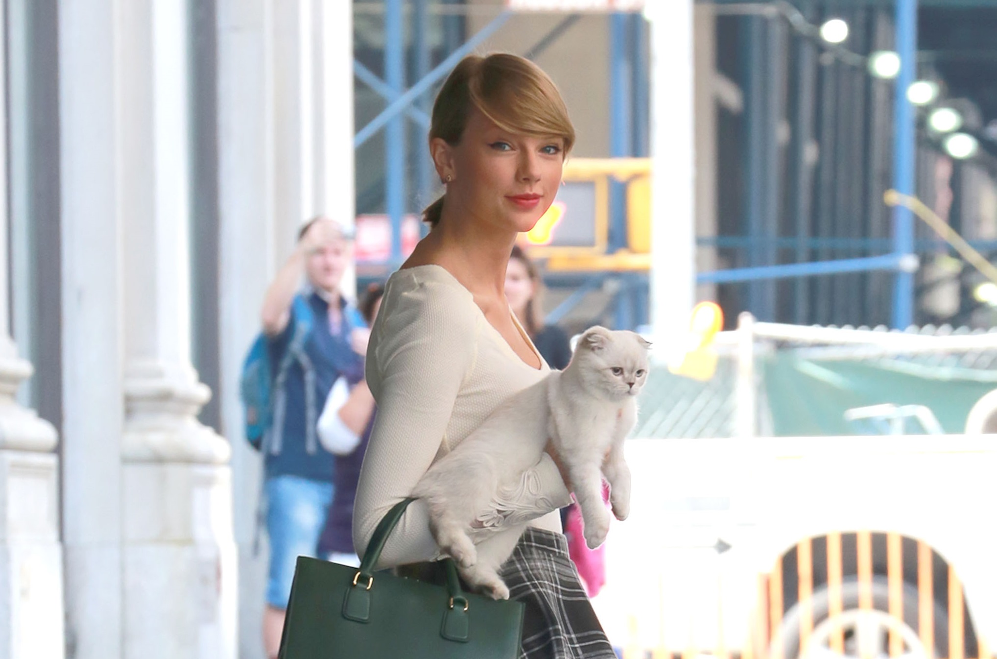 Taylor Swift aparece por sorpresa en un concierto de The 1975 y canta ...