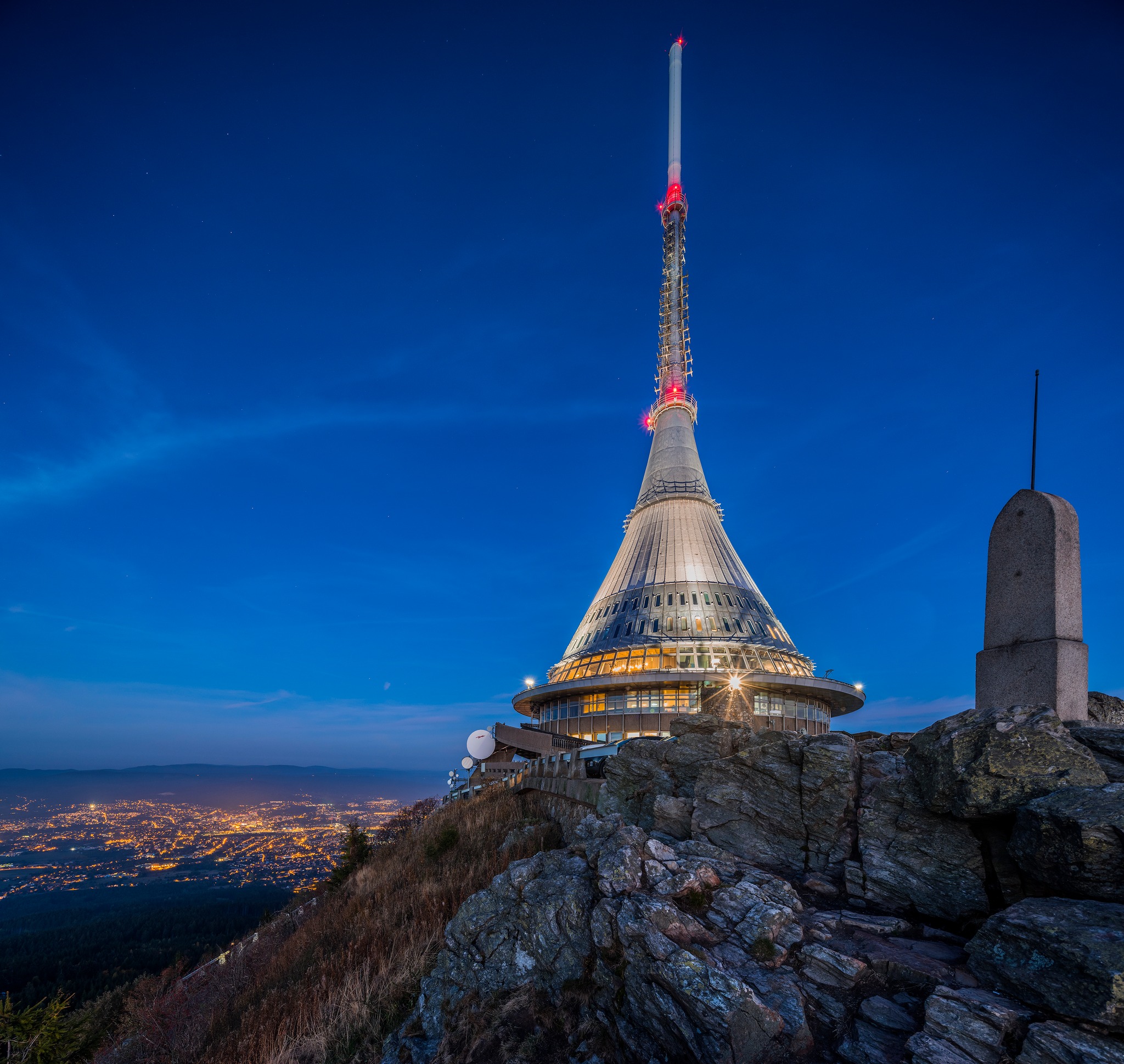 Los hoteles más raros del mundo: desde un embudo gigante hasta un faro en una isla remota