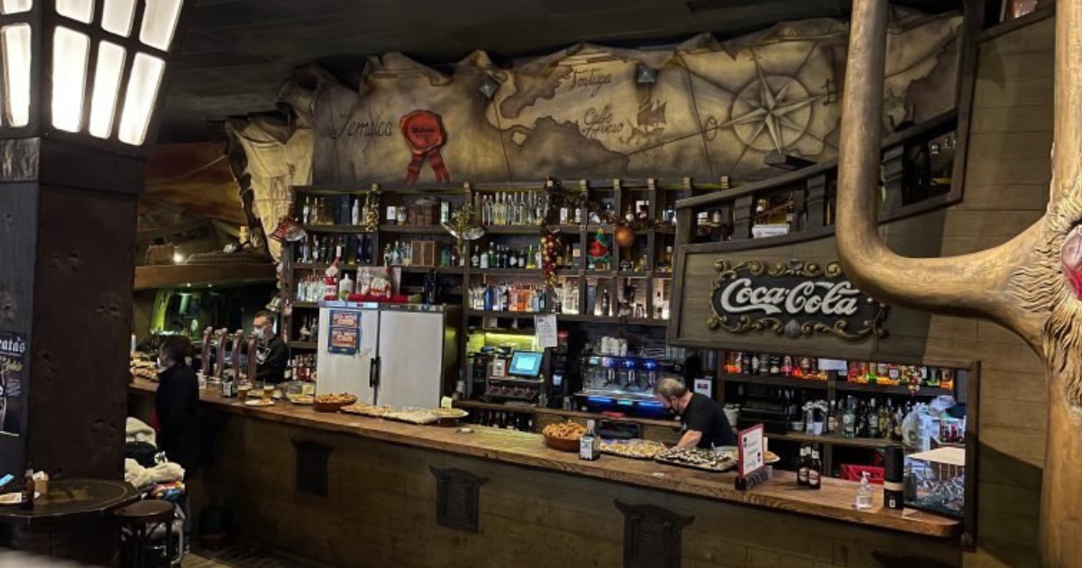 El restaurante inspirado en un barco pirata donde comer dentro de un ...