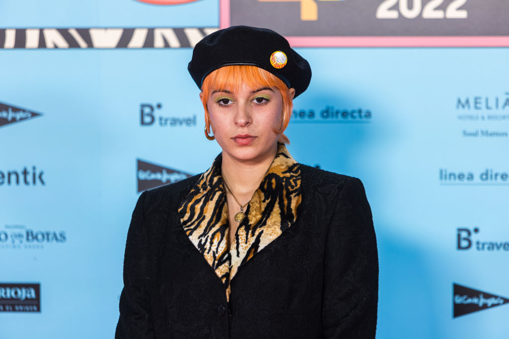 Dora Postigo, hija de Bimba Bosé, trabaja de camarera para pagarse los ...