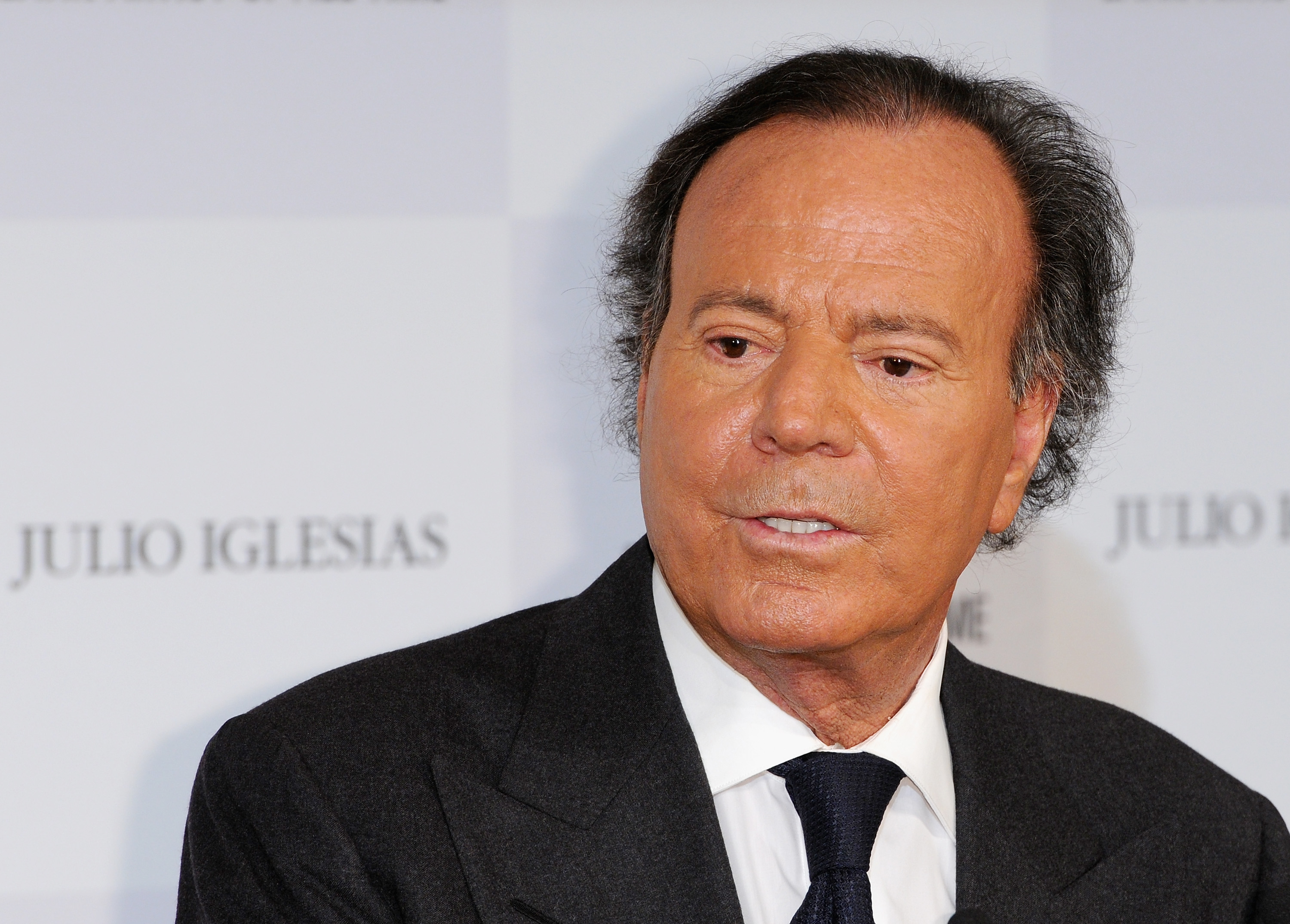 Julio Iglesias publica una foto reciente donde muestra un cambio de ...
