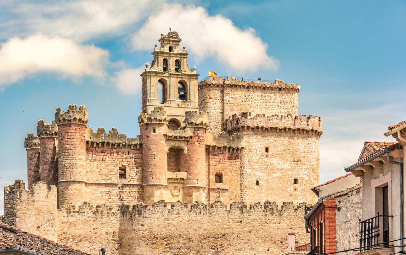 Un recorrido por los 5 castillos románicos más impresionantes de ...