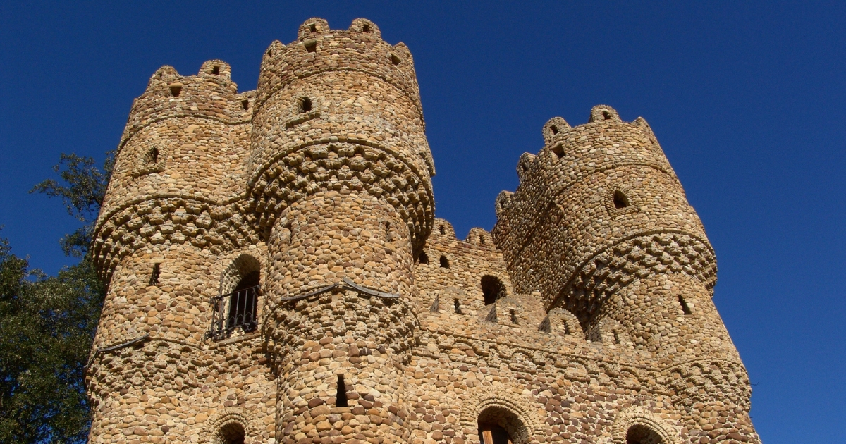 El curioso castillo de piedra en un pueblo de Burgos que construyó un ...