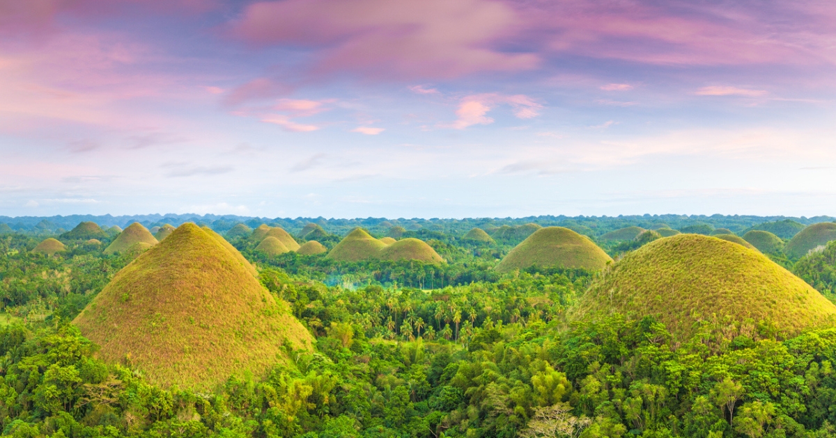El espectacular paisaje conocido como las Colinas de Chocolate en Filipinas