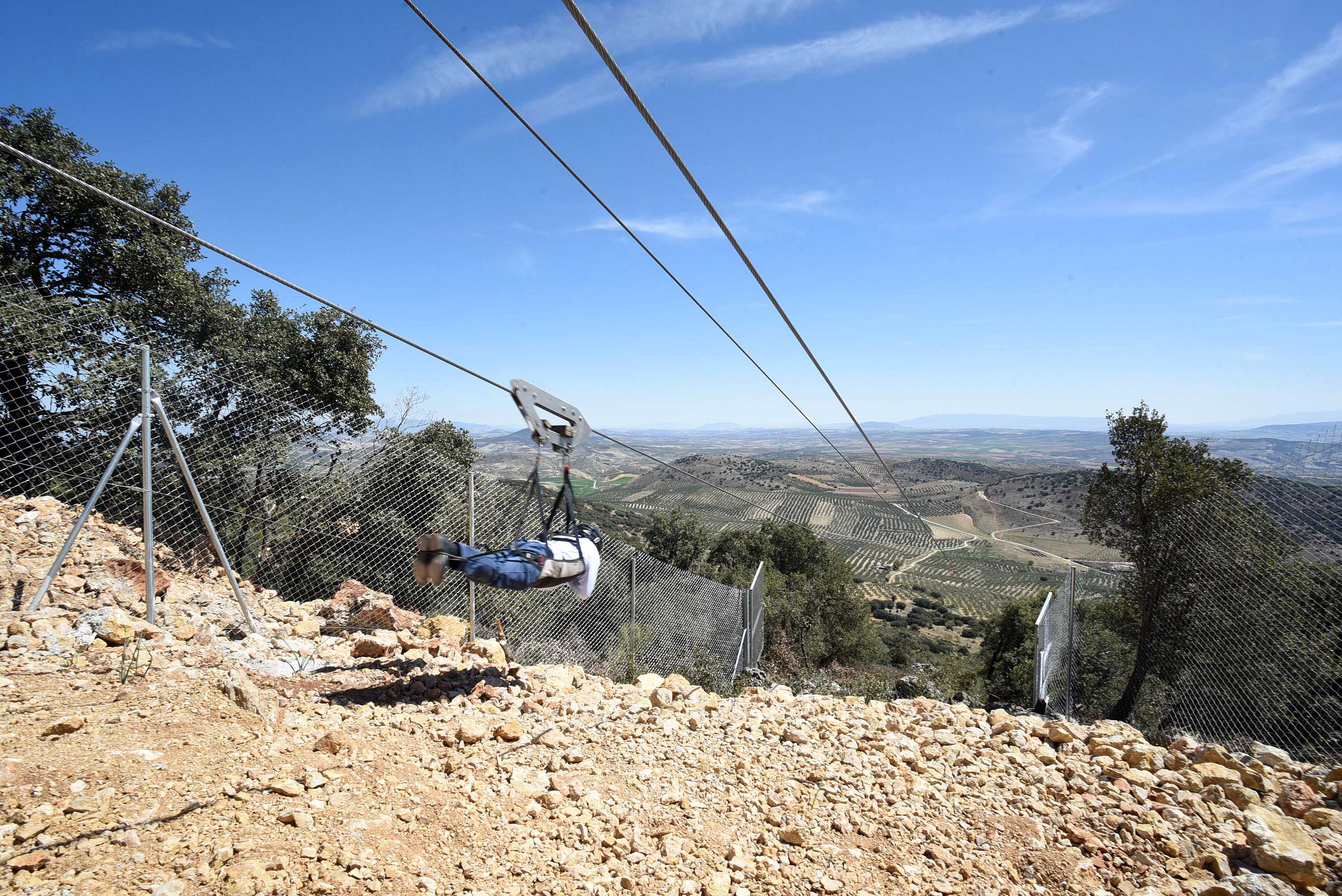 La provincia de Granada estrena un complejo de ocio con la tirolina más ...
