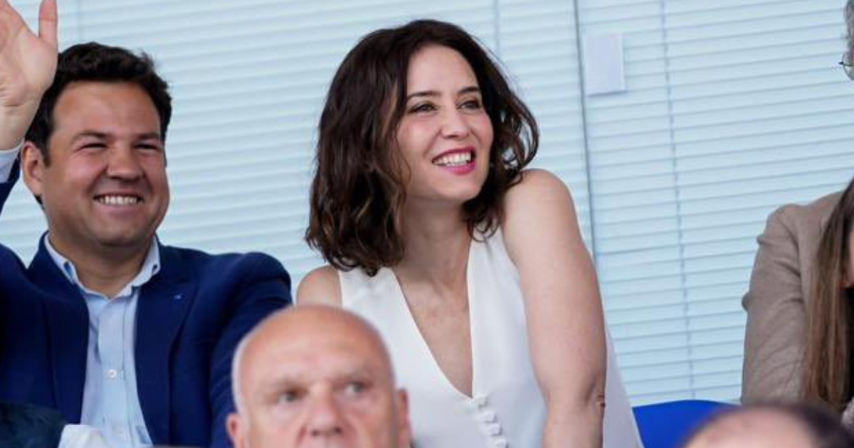 Isabel Díaz Ayuso se apunta a la moda de enseñar el ombligo