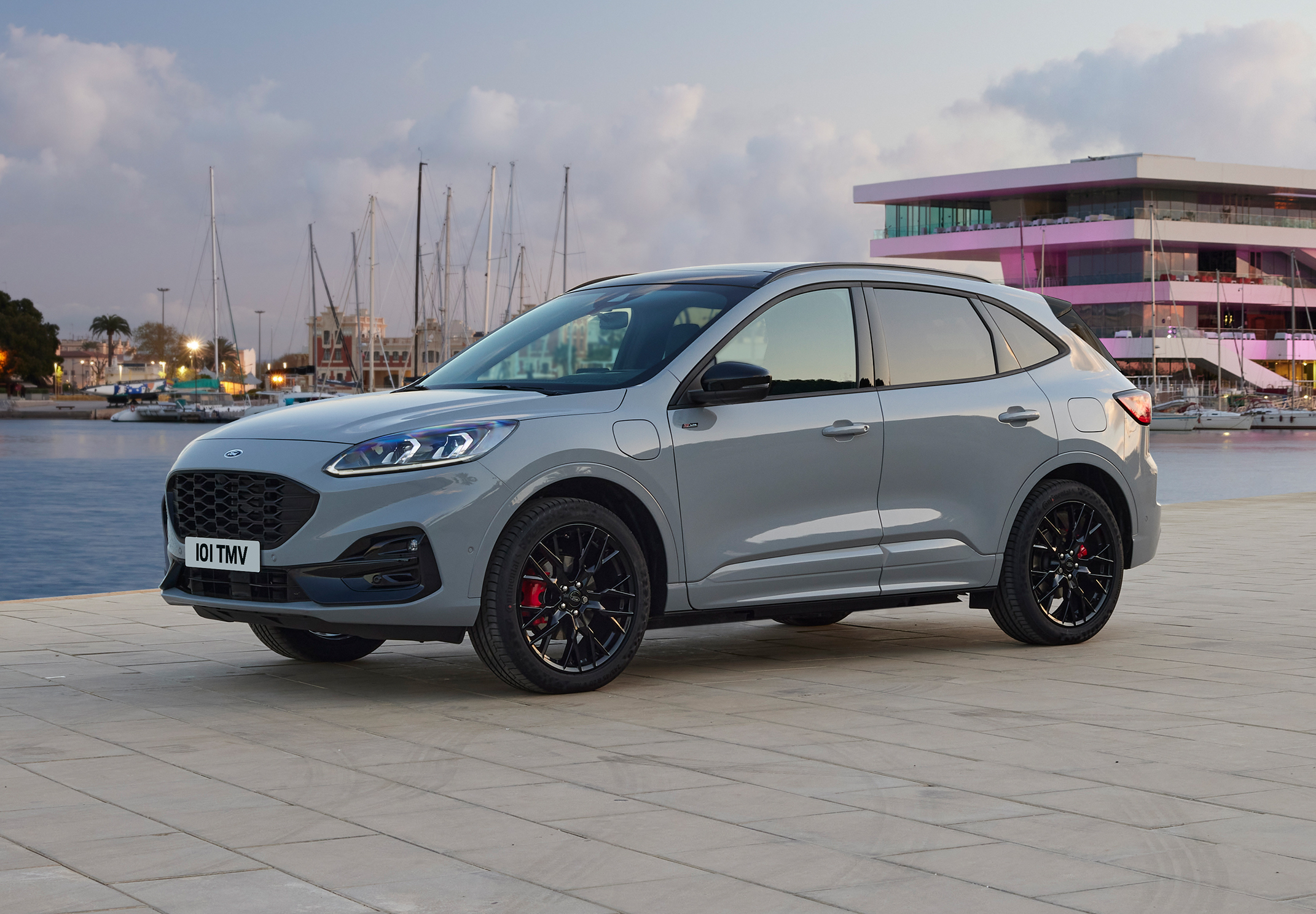 Ford lanza el Kuga Graphite Tech Edition, una versión diferente y muy ...