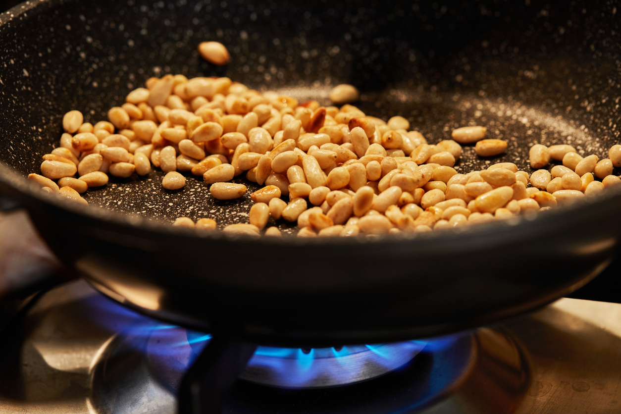¿Por qué son tan caros los piñones? Propiedades y recetas