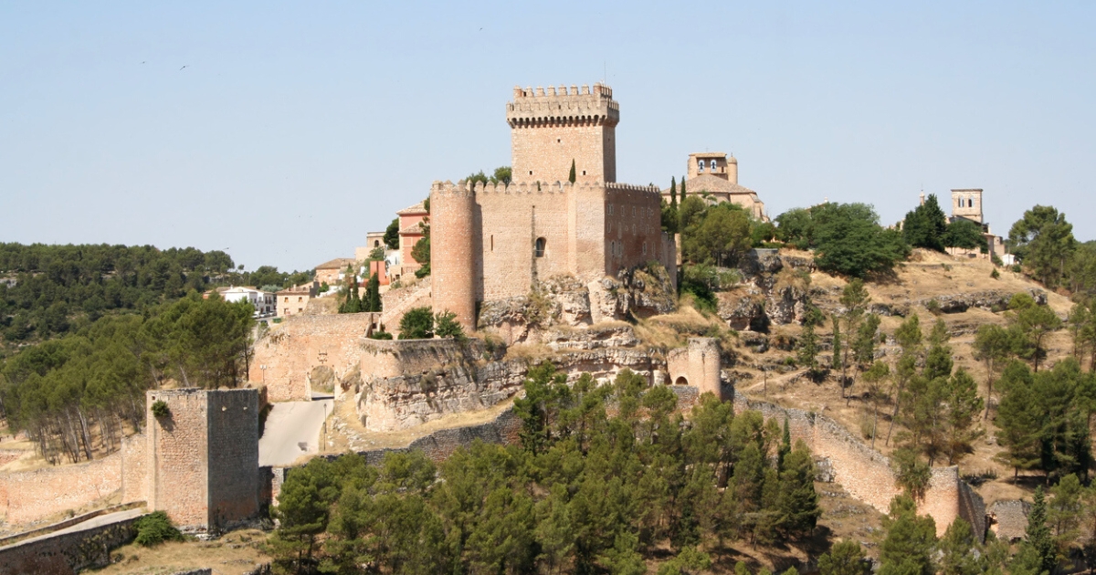 El llamativo castillo rosa de un pueblo de Segovia