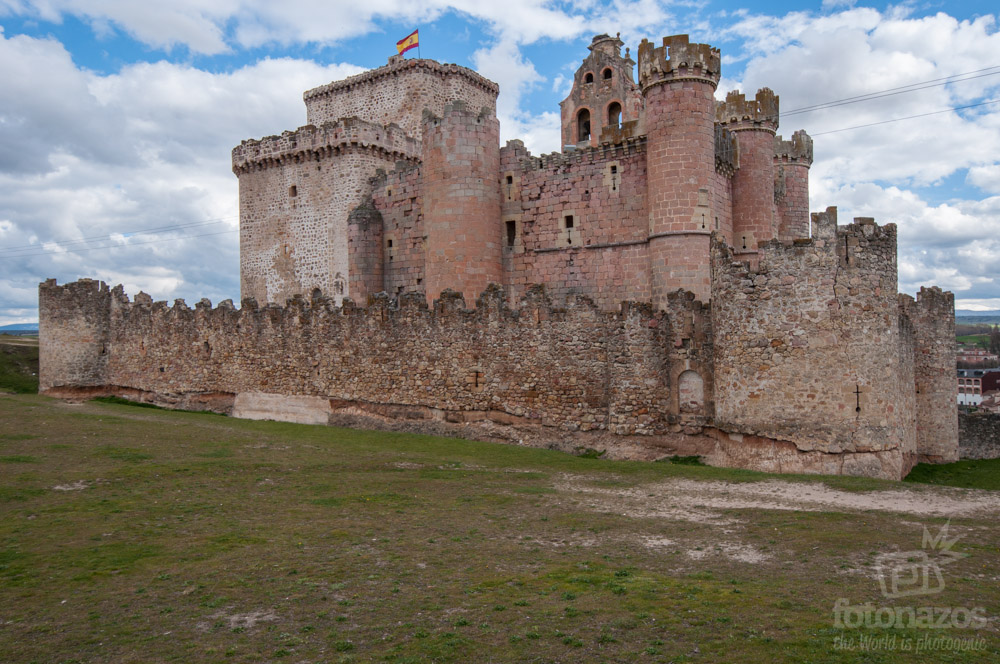 El llamativo castillo rosa de un pueblo de Segovia