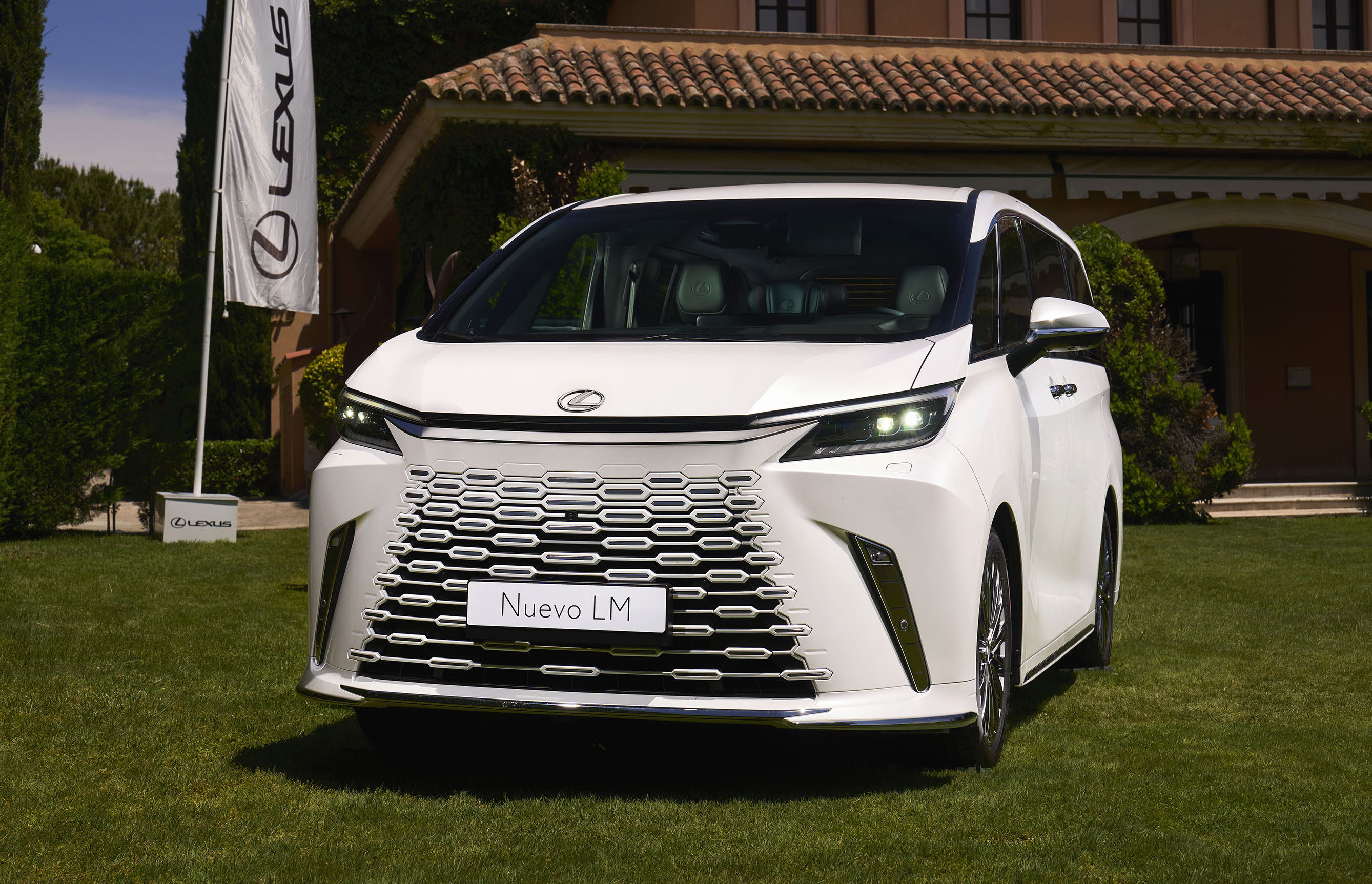 Descubrimos el nuevo Lexus LM, el ‘jet de lujo’ de la carretera