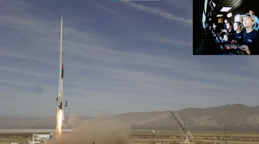 Unos estudiantes construyen el cohete de combustible líquido hecho por ...