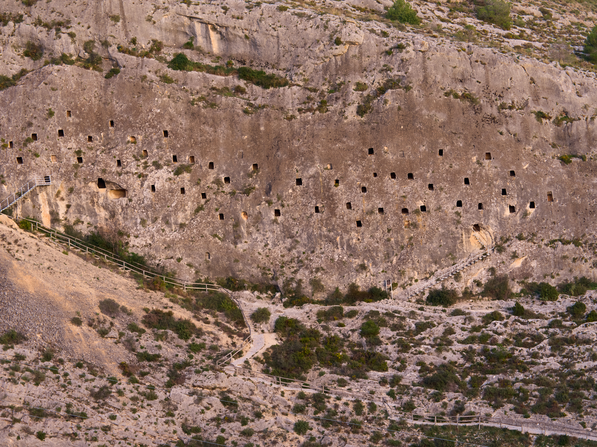El pueblo medieval a solo una hora de Valencia con cuevas en la montaña y un monasterio subterráneo