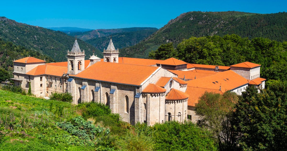 El fantástico Parador en un monasterio en medio del bosque: las ...
