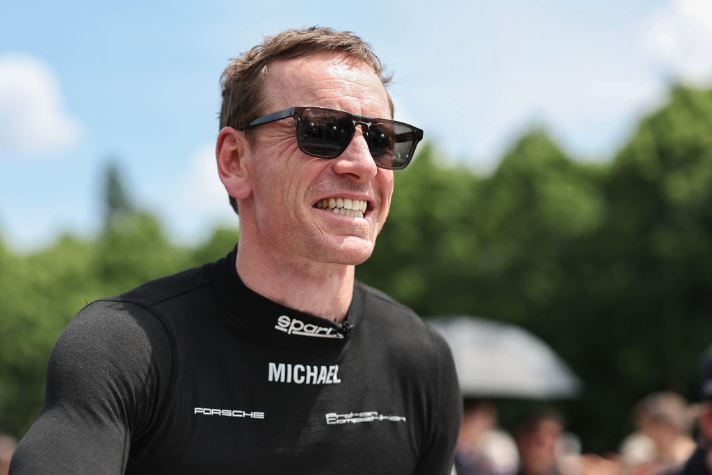 Michael Fassbender abandona las 24 horas de Le Mans tras estrellarse ...