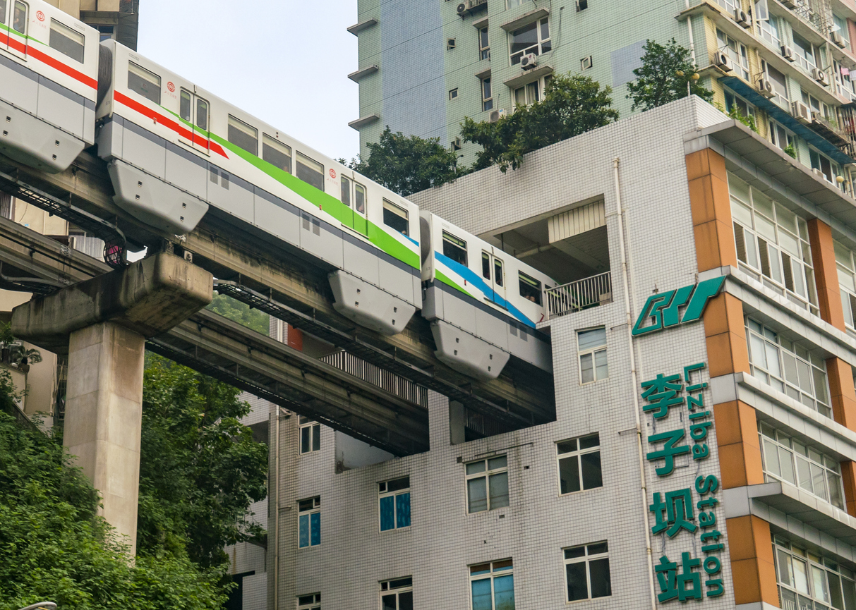 La curiosa ciudad de China donde el metro atraviesa un edificio por la mitad