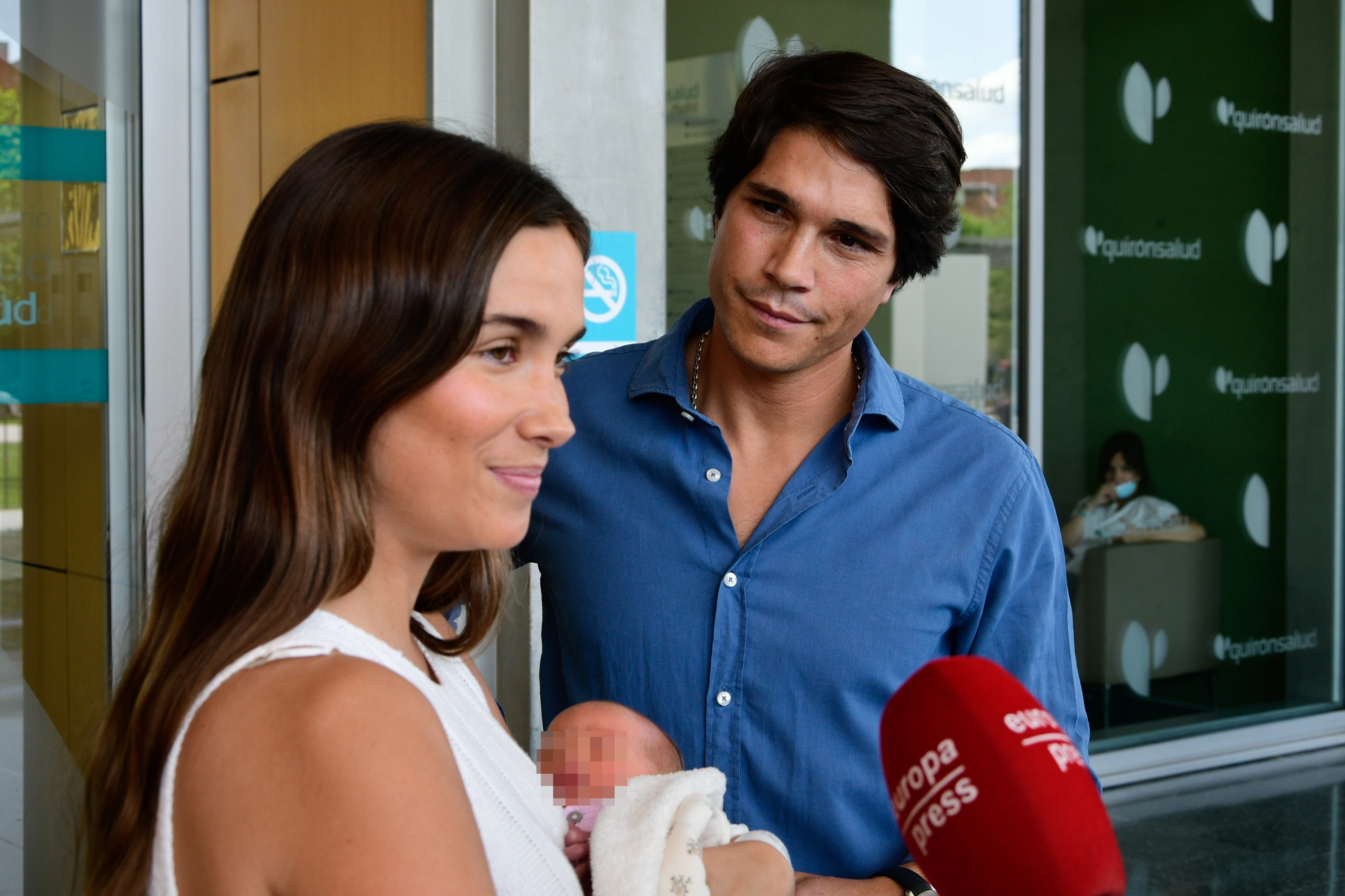 María Pombo y Pablo Castellano presentan a su hija Vega a la salida del ...