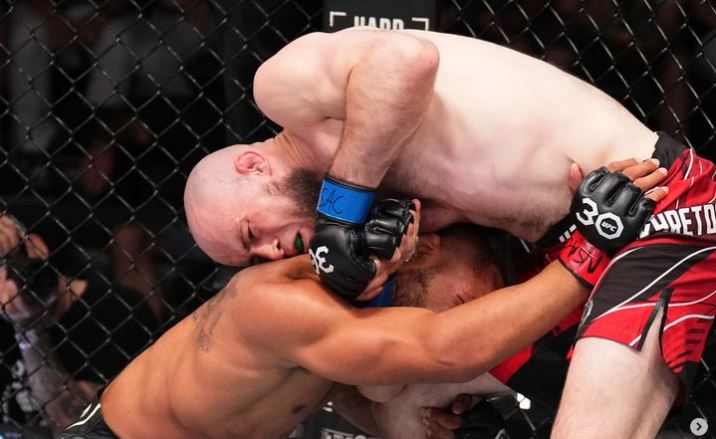 El ruso Fakhretdinov 'duerme' a Kevin Lee con una escalofriante ...