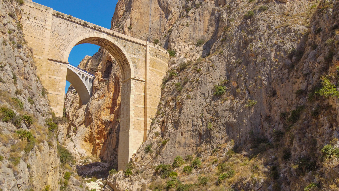 La impresionante ruta por un cañón en Alicante que pasa por debajo de ...