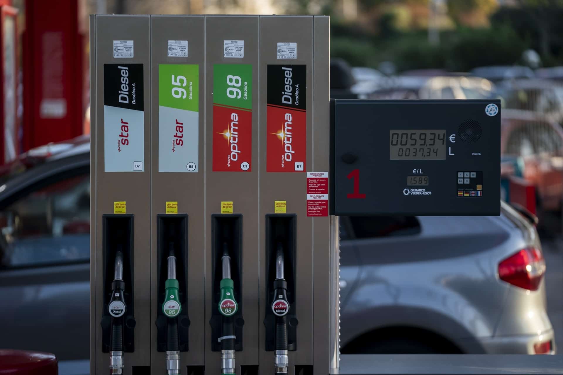 El diésel sigue a la gasolina y echa el freno por primera vez en más de ...