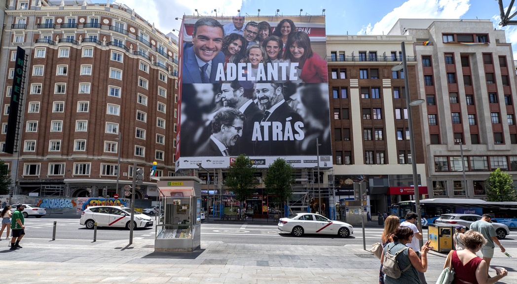 El PSOE despliega una lona en la Gran Vía de Madrid con el mensaje: "Adelante, atrás"