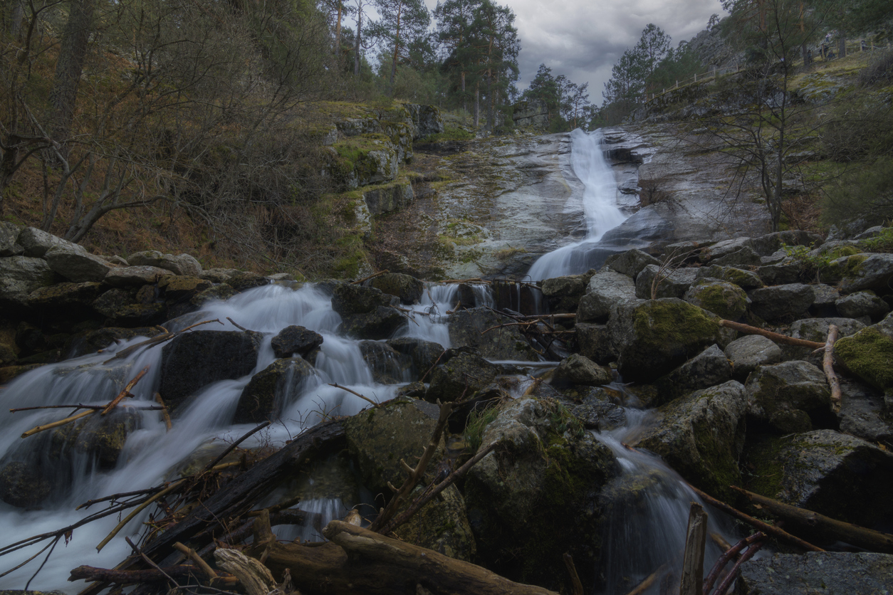 Descubre una preciosa piscina natural con una cascada de 20 metros a ...