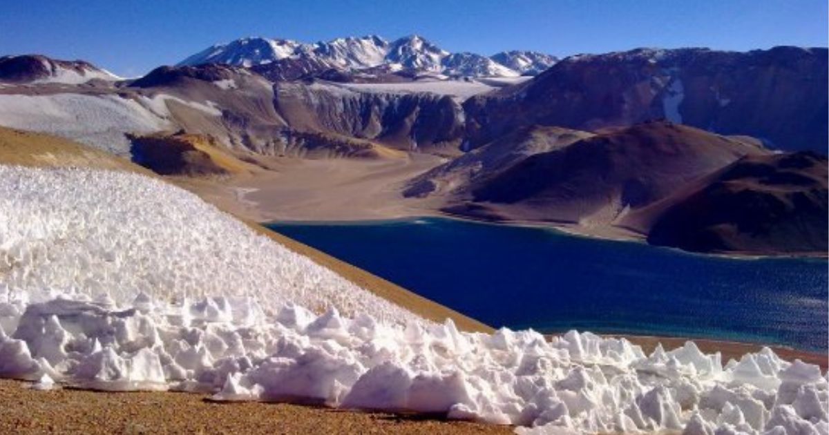 El lago navegable más alto del mundo descansa sobre un cráter volcánico
