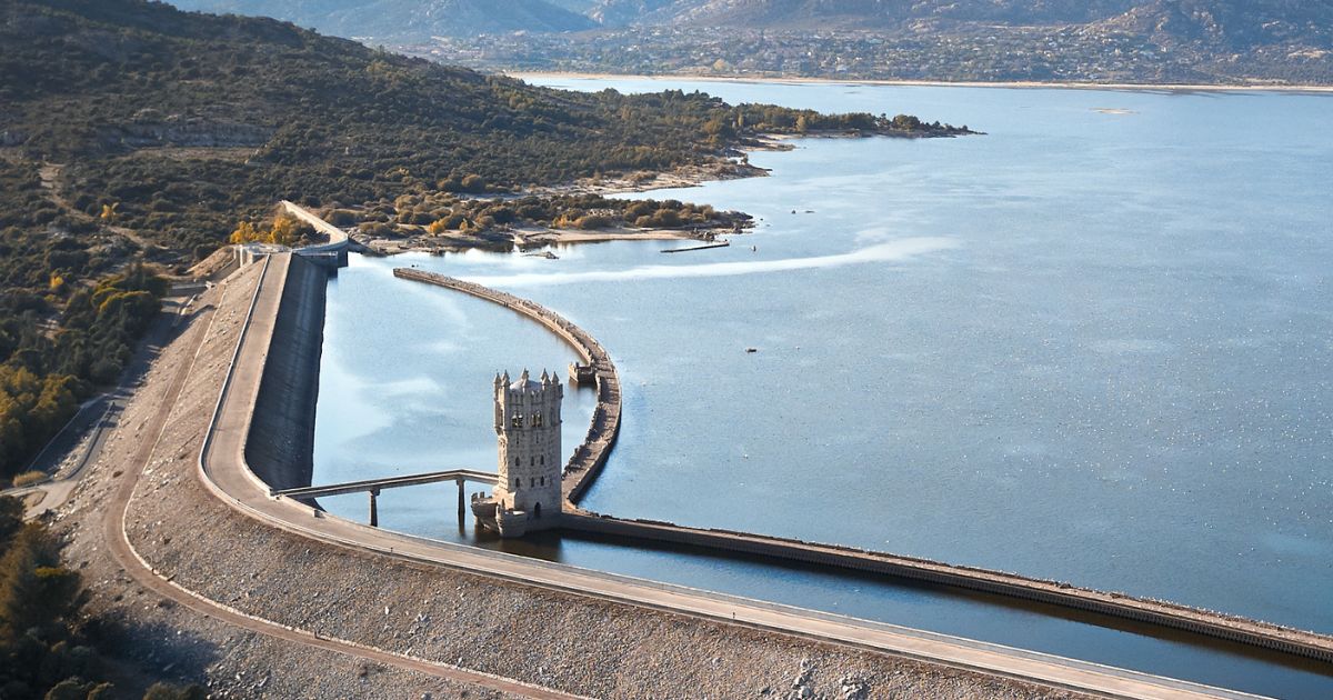 La sorprendente torre 'flotante' en un embalse de Madrid